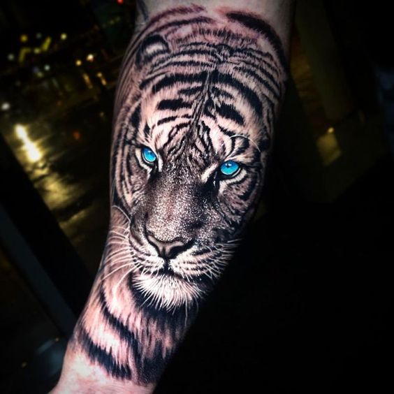 29 Fierce and Feminine: Women's Tiger Tattoo Ideas for Empowerment