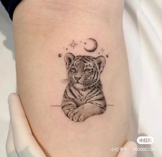 29 Fierce and Feminine: Women's Tiger Tattoo Ideas for Empowerment