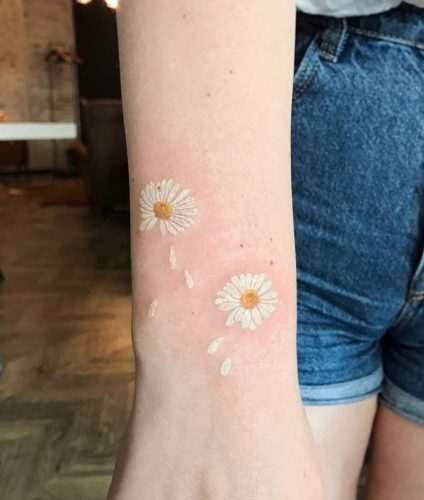 25 Daisy Tattoo Ideas 2025 with Fine Line, Watercolor, Minimalist ...