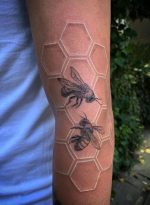 30 Honeycomb Tattoo Ideas 2025 with Bees, Flowers, and Geometric ...